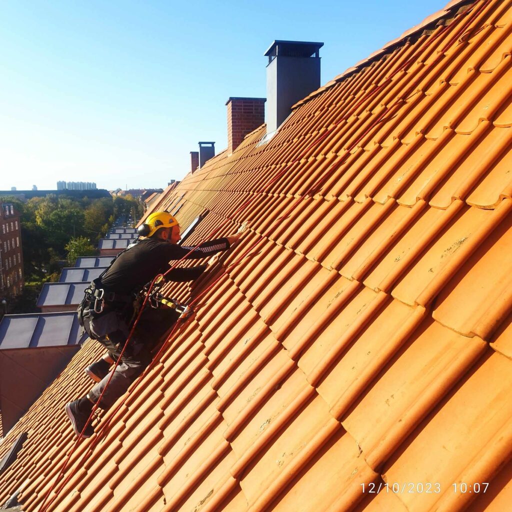 Reparation af tagsten uden stillads - Klatreteknik.dk