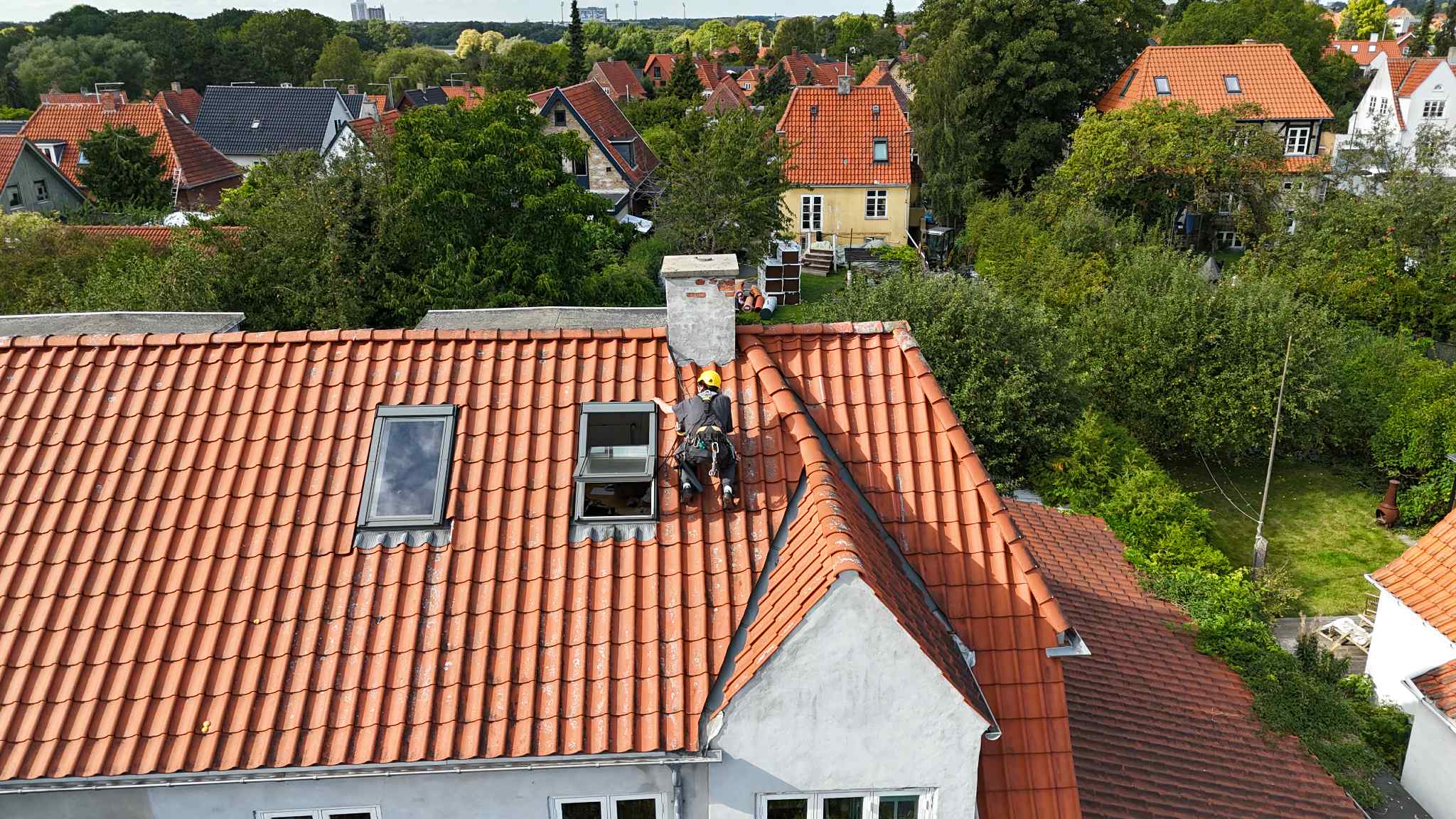 Reparation af tagsten og tegltag → Hurtigt og billigt uden stillads